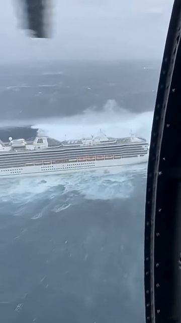 Круизный лайнер в опасности - накренился на чудовищных волнах