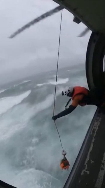 Спасательный вертолет попал в переделку