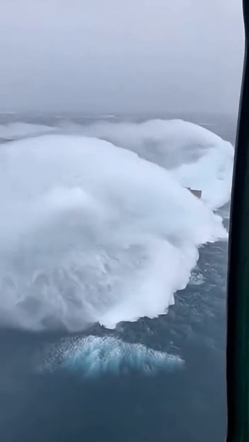 Судно против огромной волны