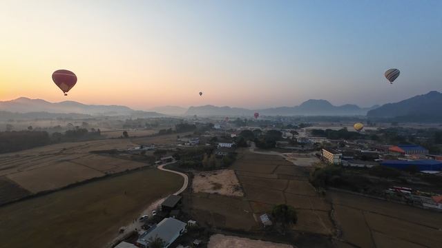 Воздушный шар, восход. Ванг Вьенг (Vang Vieng). Лаос. Январь 2026.