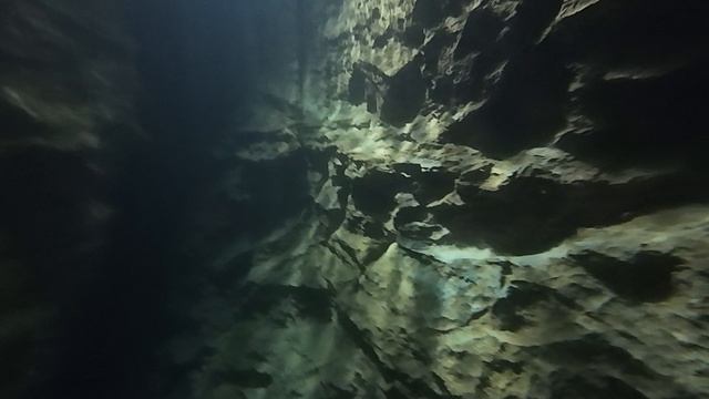 Пещера Tham Chang дно реки под скалой. Ванг Вьенг (Vang Vieng). Лаос. Январь 2026.