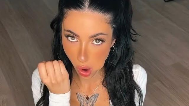 Хлоя. Жгучая брюнетка, обладающая большим чувством собственного достоинства.