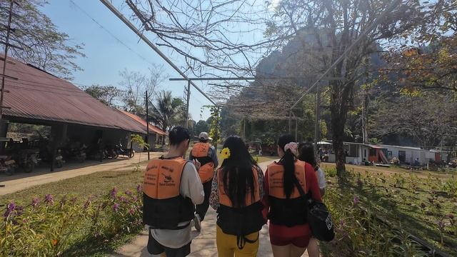 Пещера Tham Chang идем за плавсредствами. Ванг Вьенг (Vang Vieng). Лаос. Январь 2026.