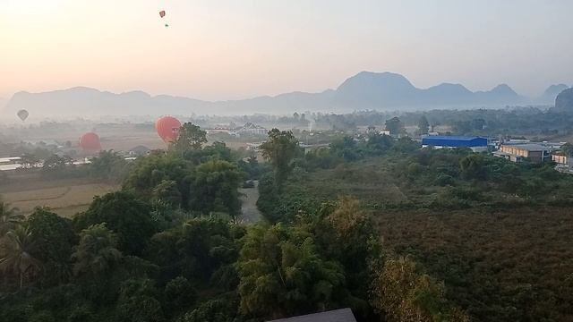 Воздушный шар, вид сверху - город. Ванг Вьенг (Vang Vieng). Лаос. Январь 2026.