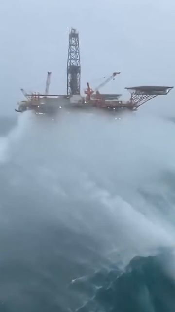Океанские волны атакуют платформу