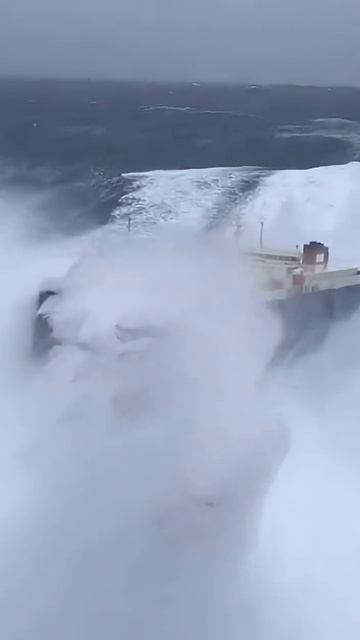 Чудовищная волна со всей силы обрушивается на судно