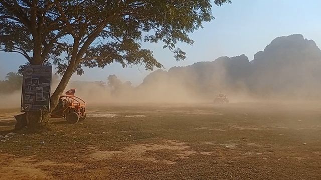 Ванг Вьенг (Vang Vieng)  Багги, пыль. Лаос. Январь 2026.