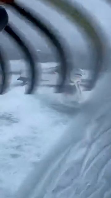 Два корабля затерянные в чудовищных волнах