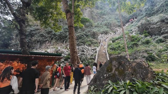 Пещера Tham Chang лестница на обзорную площадку. Ванг Вьенг (Vang Vieng). Лаос. Январь 2026.