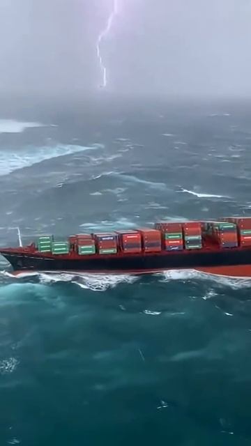 Корабль попал в жуткий шторм