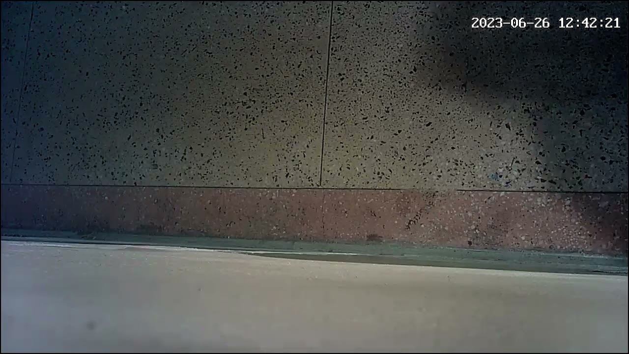 закрой двери и не подслушивай часто орет тварь. если беспокоиться о конфиденциальности разговора