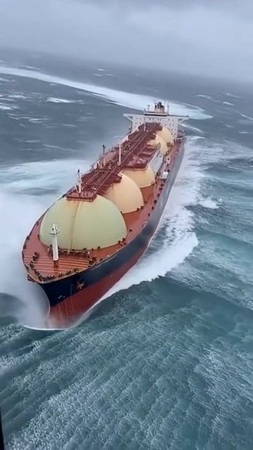 Чудовищная волна накрывает судно с сжиженным газом