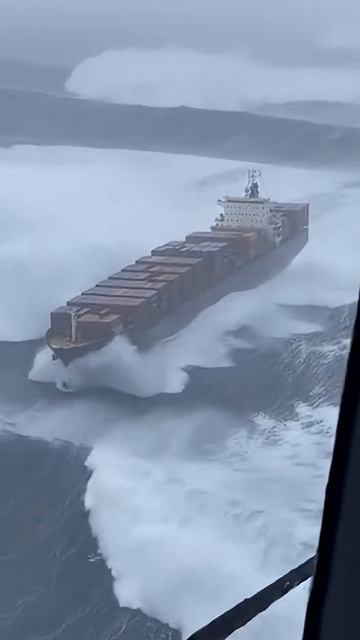 Контейнеровоз в абсолютном хаосе во время атаки чудовищной волны