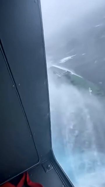 Грузовой корабль против волн-монстров