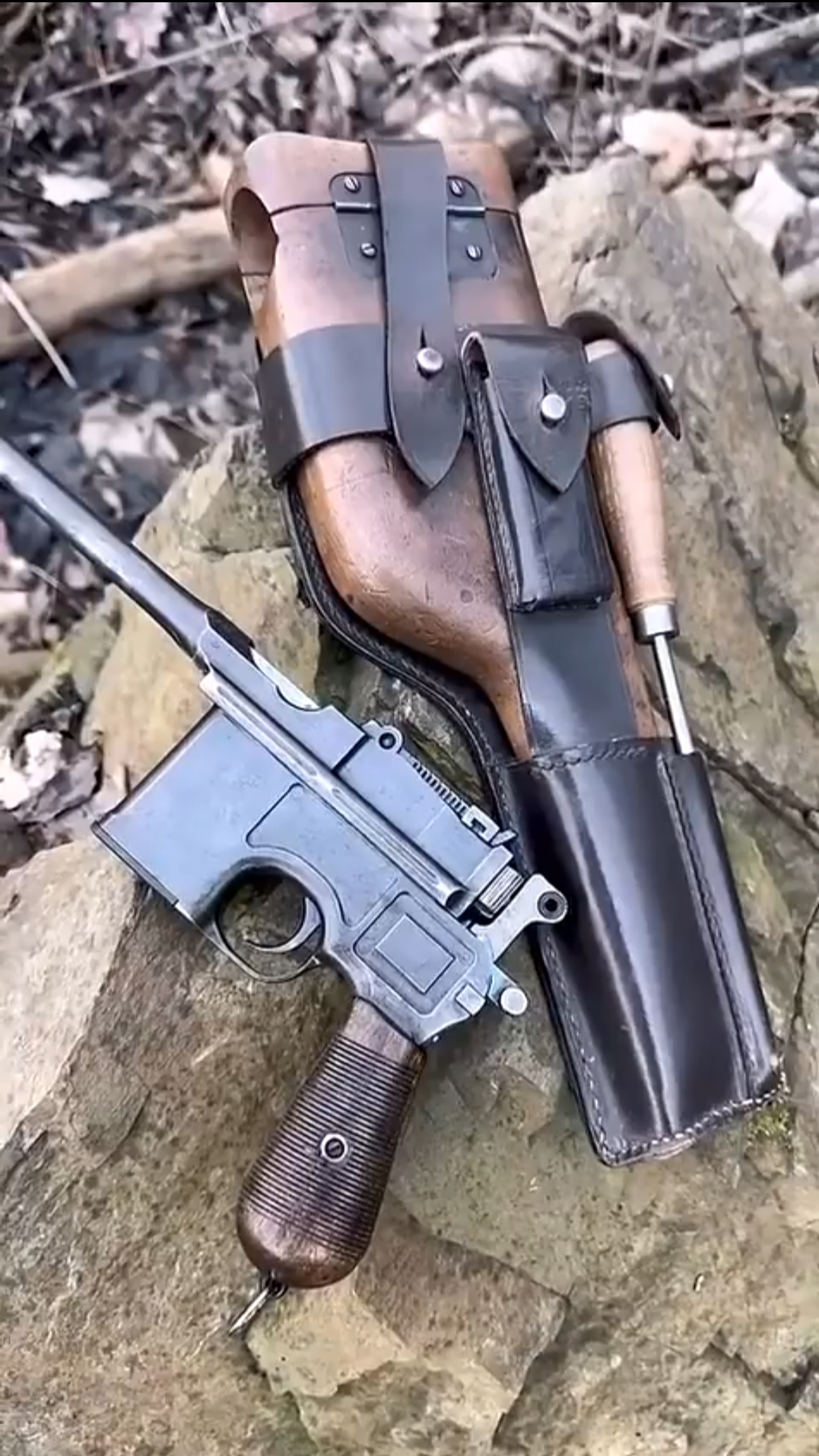 Маузер К96  — немецкий самозарядный пистолет, разработанный в 1895 году.