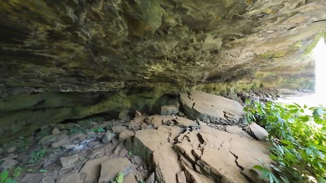 Водопад Cham Pee Waterfall тропинка в пещеру. Паксе (Pakse). Лаос. Январь 2026.