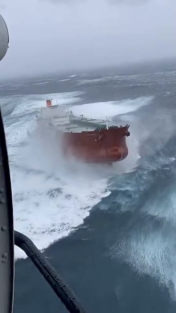 Нефтяной танкер против океанской волны