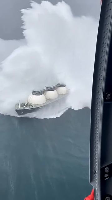 Судно с сжиженным газом против чудовищной волны