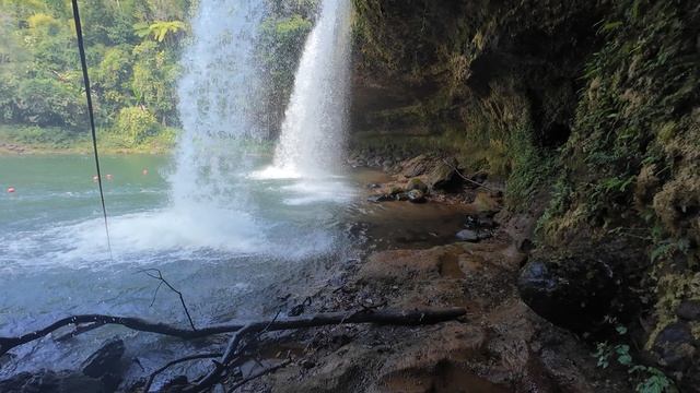 Водопад Cham Pee Waterfall пещера. Паксе (Pakse). Лаос. Январь 2026.