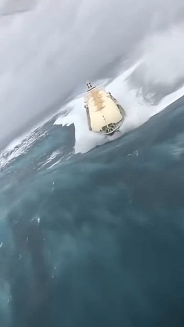 Уцелеет ли корабль в таком шторме