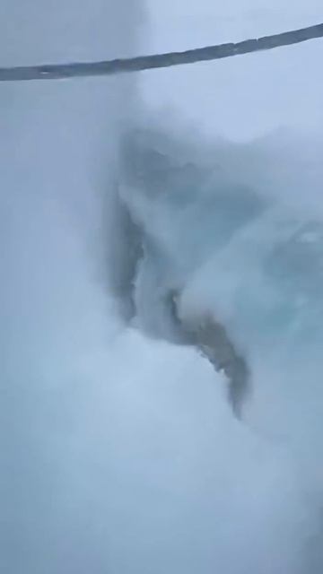 Огромный грузовой корабль, раздавленный чудовищными волнами