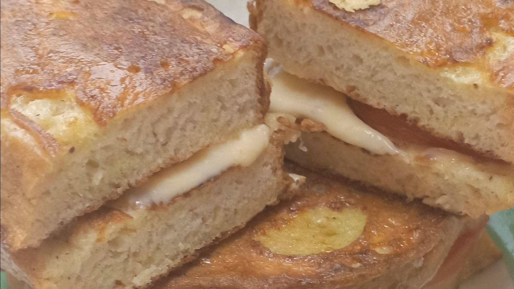 Горячие бутерброды на  сковороде  с помидорами и сыром.