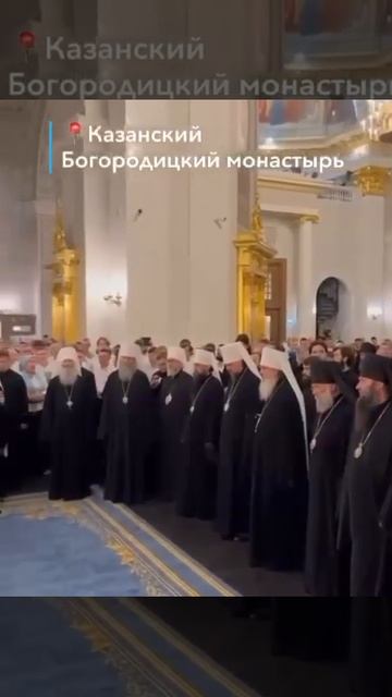 У Казанской Божией Матери тихо теплятся огни