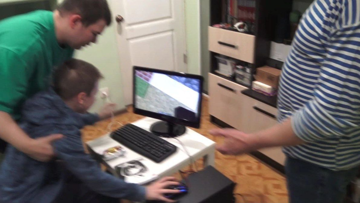 Батя сломал гриферам моник и клаву (1 часть)