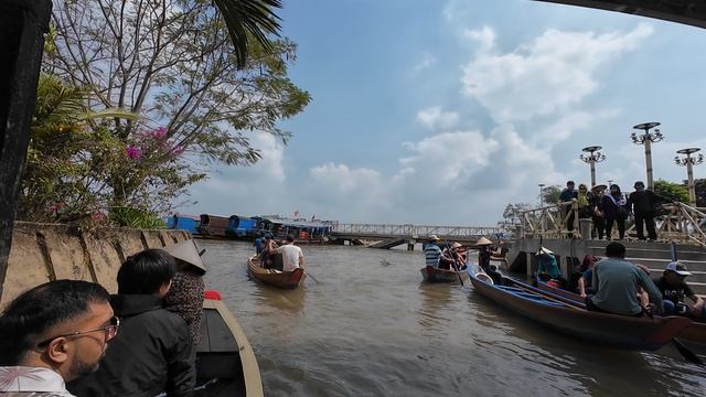 Дельта Меконга плывем по каналу на веслах - причал. Вьетнам. Январь 2026.