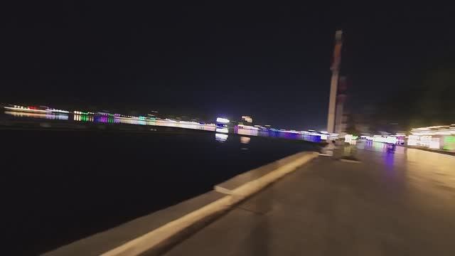 Кампот, Камбоджа, вечер, набережная музыка. Декабрь 2025.