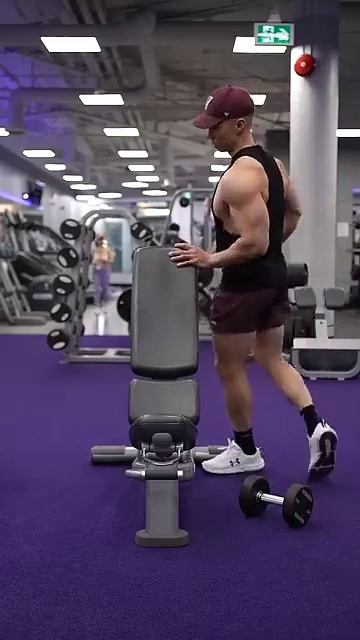 Наращивайте бицепсы с гантелями