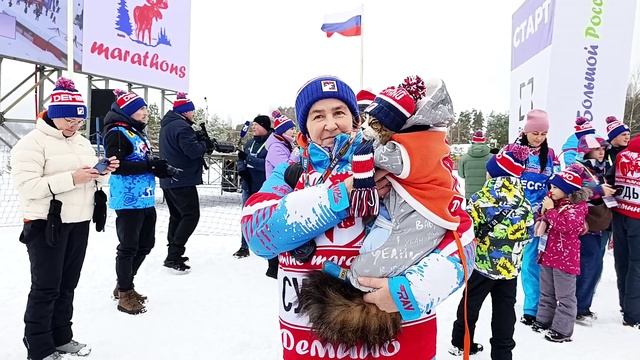 Пушистый участник Дёмино-2026: кот в лыжной форме