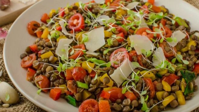 Салат чечевичный с рисом.