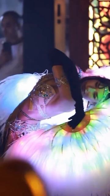 Восточное шоу🌙 Танец с большими веерами. Танцовщица Лия