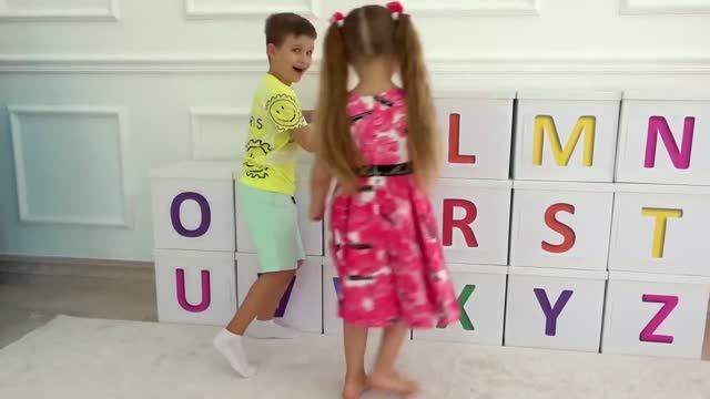 Диана и Рома весело учат Английский алфавит _ Диана И Рома