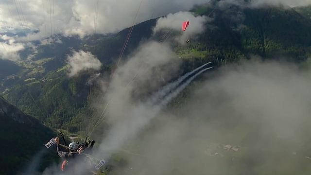 Воздушный бой на парапланах,  парапланерные соревнования прошли под девизом: "Безумие и Отвага"