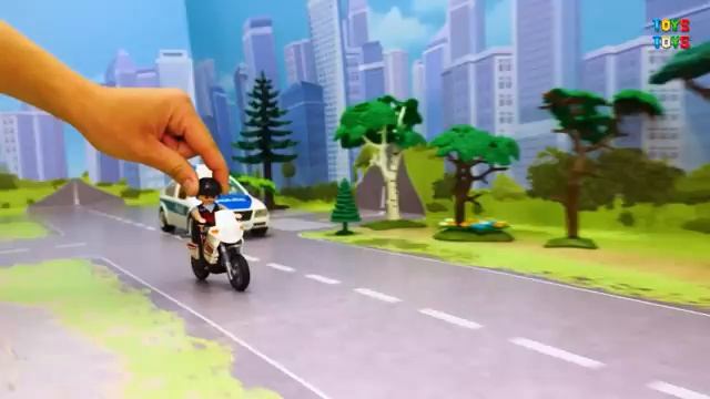 Динозавр атакует машину Назад в будущее! Пожарный грузовик, полицейская машина, самолетные игрушки .