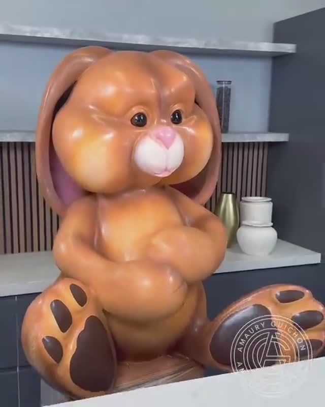 Кролик с сердечком из шоколада.mp4