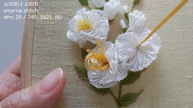 023. Трёхмерная вышивка в виде апрельских цветов