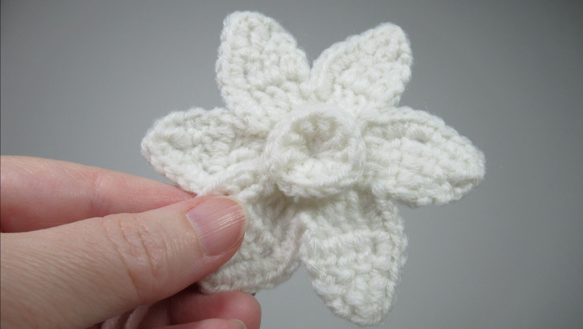 Вяжу цветок похожий на нарцисс