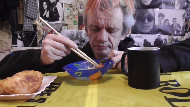 мукбанг соя мясо  картофельное пюре квас пирожок с капустой и соус анчёус