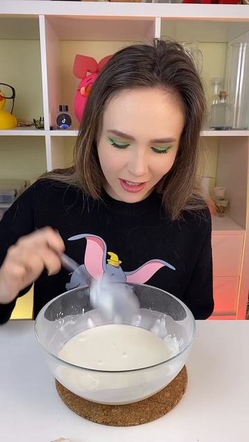 Жидкая и твердая. Неньютоновская жидкость. 😱 #спорим #химия #физика