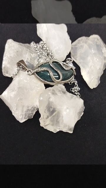 Кулон "Змея на камне" с зелёным агатом (арт. ФИФ-301-Н-инд_агат_зел)