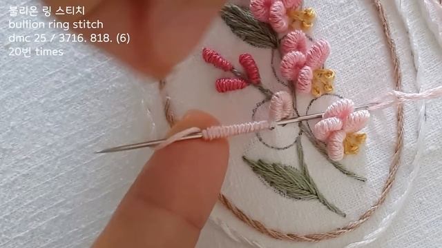 021. Круглая трёхмерная вышивка в виде цветка