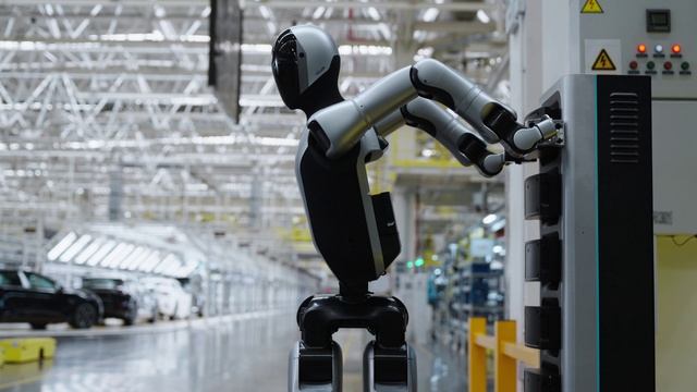 Робот-гуманоид UBTECH Walker S2 автономно меняет батарею