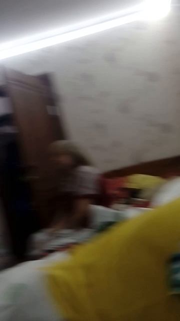 костя переодевается