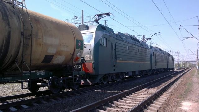 Полтора часа монотонного ритма: грузовой поезд 2ЭС4К в Рыбацком