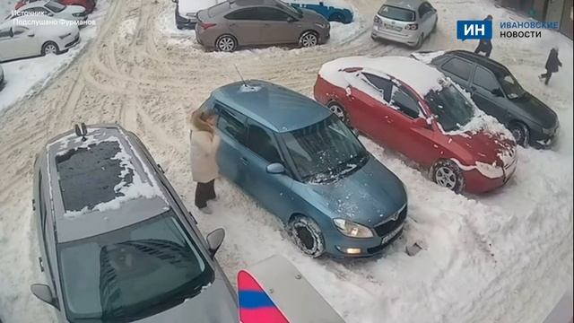 В Фурманове глыба снега с крыши рухнула на автомобиль