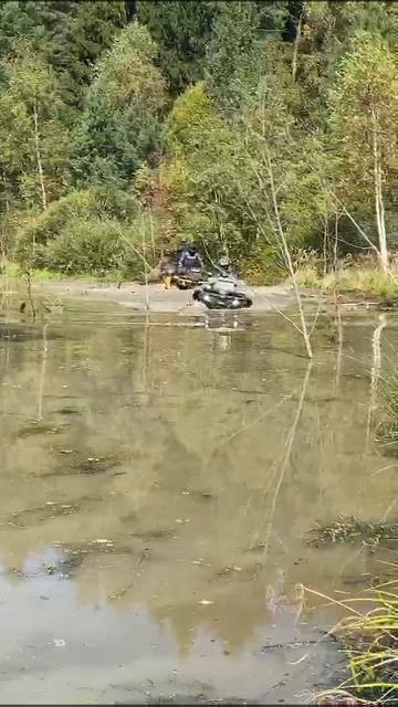 Ребята на квадриках разгоняют бобров - The guys on ATVs are chasing away beavers