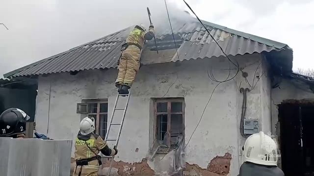 В Снежном сотрудники МЧС России ликвидировали пожар